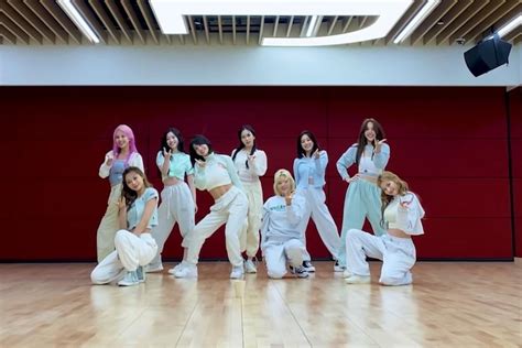Watch Twice Shares Casual Summer Vibes In Dance Practice Video For