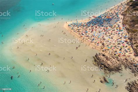 바다 해안과 수영하는 사람들이 있는 여름 풍경에서 일출에 우산이 있는 푸른 바다 모래 해변의 공중 전망 경관에 대한 스톡 사진 및 기타 이미지 Istock