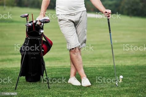 잔디와 손에 장비에 골프 선수를 걷는의 초상화 배경에서 숲 골프에 대한 스톡 사진 및 기타 이미지 골프 반바지 가방