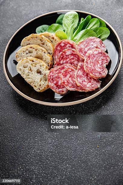 건조 경화 소시지 살라미 전채 요리 신선 맛있는 미식가 음식 배경 테이블에 소박한 음식 평면도 복사 공간 0명에 대한 스톡 사진 및 기타 이미지 Istock