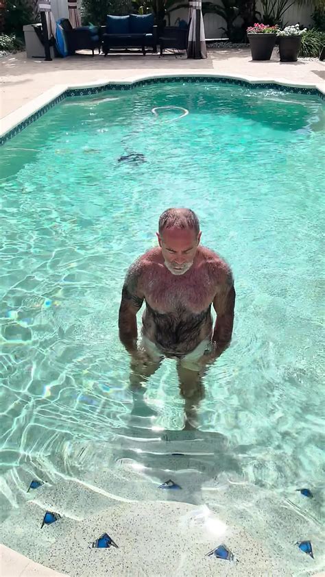 早上是裸体游泳和抚摸 xHamster