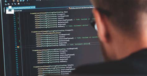 컴퓨터 모니터 앞에서 검은 셔츠를 입은 남자 사진 Unsplash의 무료 사람의 이미지