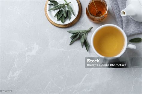 밝은 회색 테이블에 향기로운 세이지 차를 곁들인 평평한 구성 텍스트를 위한 공간 차 뜨거운 음료에 대한 스톡 사진 및 기타 이미지 차 뜨거운 음료 산 쑥 플랫 레이