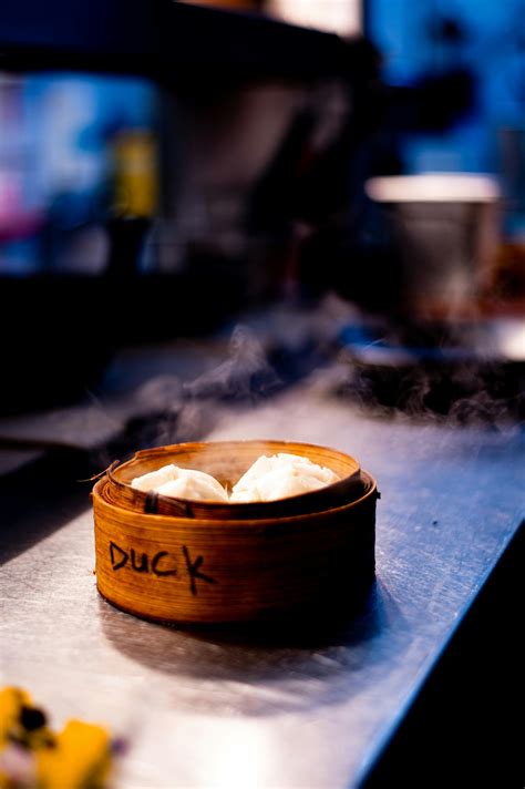 기선 바구니 길거리 음식 김이 나는 나무 증기선 노점 노점상 당고머리 대나무 대나무 재료 대나무 증기선 동남 아시아 딤섬 만두 만두 바구니 문화