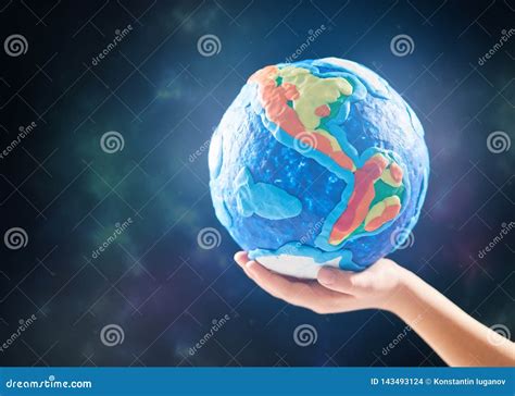 Gl Cklicher Tag Der Erde Stockfoto Bild Von Kreativ