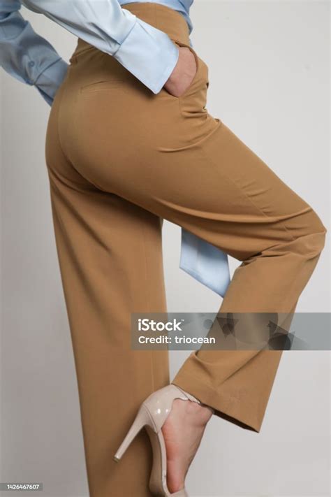베이지색 스마트 캐주얼 기본 바지를 입은 젊은 여성 모델의 스튜디오 사진 갈색에 대한 스톡 사진 및 기타 이미지 갈색 바지 의복 가냘픈 Istock