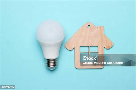 에너지 개념을 절약합니다 에코 하우스 컨셉 파란색 배경에 미니 하우스 와 에너지 절약 전구 개념에 대한 스톡 사진 및 기타 이미지 Istock