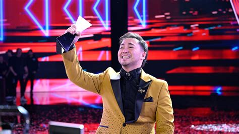 Sofronio Vasquez On The Voice Uncle Snoop Mom Reba Stylist Bublé