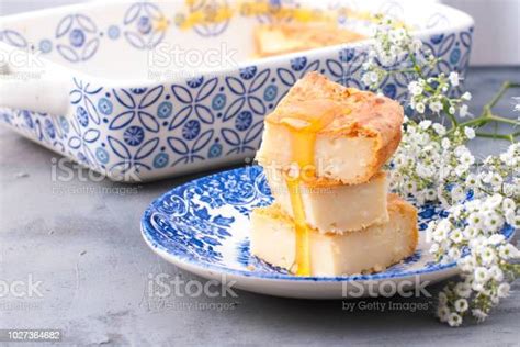 캐 서 롤 치즈와 꿀 회색 배경 및 꽃 텍스트에 대 한 공간을 확보 0명에 대한 스톡 사진 및 기타 이미지 0명 가정의 방 건강한 식생활 Istock