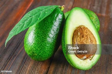 3 녹색 원시 익은 아보카도 과일 그리고 잎이 갈색 나무 테이블에 뼈 잘라 절반 0명에 대한 스톡 사진 및 기타 이미지 0명 갈색 건강한 식생활 Istock