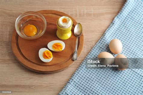 삶은 달걀 삶은 달걀과 생 계란을 가진 유리 그릇의 두 반쪽 삶은 그릇 아침 식사 브로 큰 갈색 케이크와 닭고기 튀김 요리 하는 요리 요리 컵 등을 잘라 맛 있는 계란과