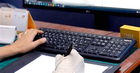 앉아서 그림만 그리다 숨졌다 웹툰 작가 죽이는 공포의 말 [밀실]