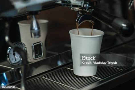 커피 메이커에 커피를 만드는 과정 커피는 홀더에서 종이 컵으로 흘러 들어갑니다 0명에 대한 스톡 사진 및 기타 이미지 0명