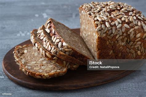 도마에 얇게 썬 호밀 빵 씨앗을 곁들인 통곡물 호밀 빵 갈색에 대한 스톡 사진 및 기타 이미지 갈색 건강한 생활방식 건강한 식생활 Istock