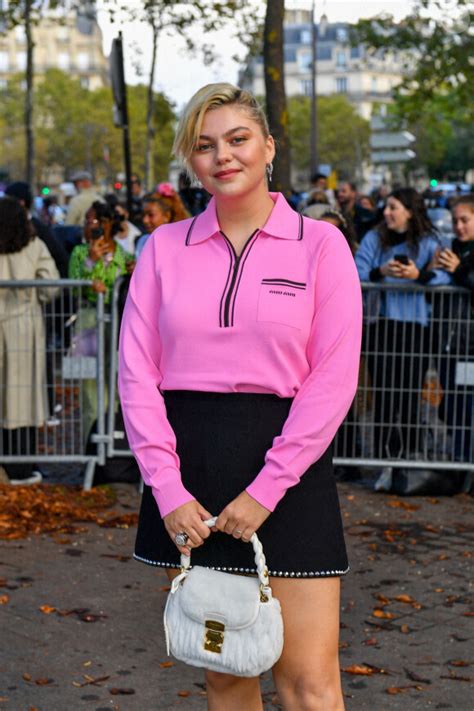 Photo Louane Emera Arrive Au D Fil De Mode Miu Miu Lors De La