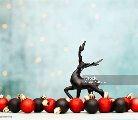 빨간색과 검은 색 반짝이는 크리스마스 장식과 문자열 조명과 검은 순록과 파란색 배경과 우아한 크리스마스 배경 모던 양식에 대한 스톡 사진 및 기타 이미지 Istock