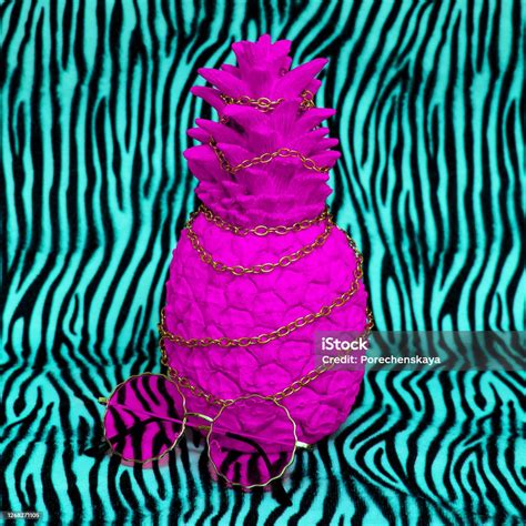 얼룩말 배경에 핑크 파인애플과 세련된 선글라스 최소한의 창조적 예술 검정색 배경에 대한 스톡 사진 및 기타 이미지 검정색 배경 과일 독점 Istock