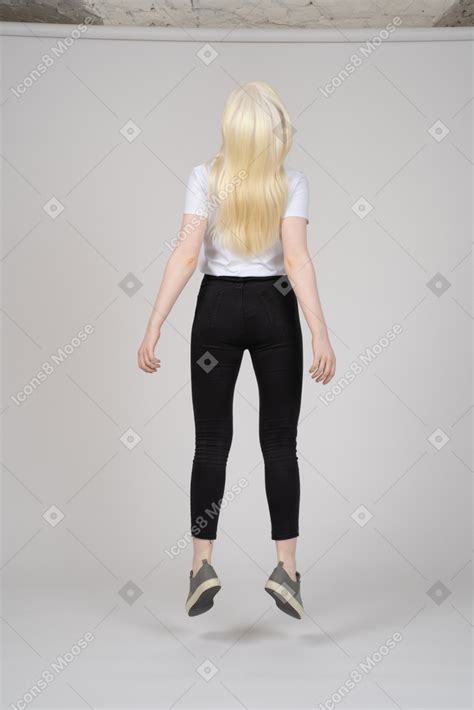 공중에 떠 있는 소녀의 뒷모습 사진