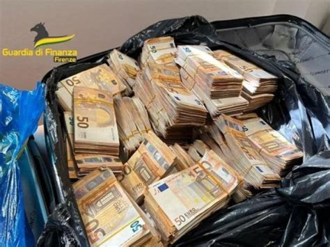 Galerie foto: VIDEO. Momentul în care Elio, un labrador antifraudă, găsește în bagajele unei ...