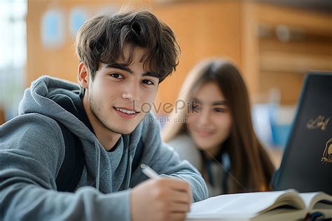 교실에서 공부하는 남성 대학생