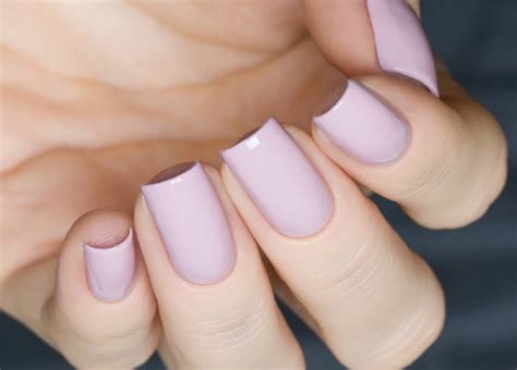 چه رنگ لاکی پوست دست را روشن می کند؟ رنگ لاک مناسب برای پوست های گندمی