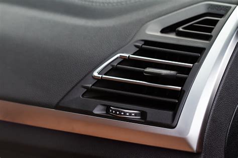 자동차 에어컨 클로즈업 보기 에어컨이 차 안으로 흘러들어오게 됩니다 자동차의 세부 인테리어 공기 덕트 개념에 대한 스톡 사진 및 기타 이미지 Istock