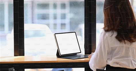 현대 카페에 앉아 태블릿 컴퓨터로 일하는 젊은 여성 기업가의 뒷모습 사진 Unsplash의 무선 기술 이미지