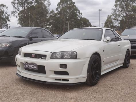 Spotted This Genuine R34 M Spec In Pearl White Scrolller