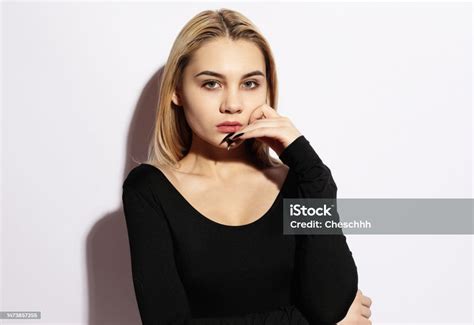 패션 모델 패션 개념 흰색 배경 위에 포즈를 취하는 젊은 여성 20 24세에 대한 스톡 사진 및 기타 이미지 20 24세 가냘픈 가죽 Istock