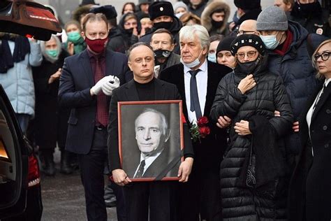 Без пафосных речей но с почетным караулом Василия Ланового проводили