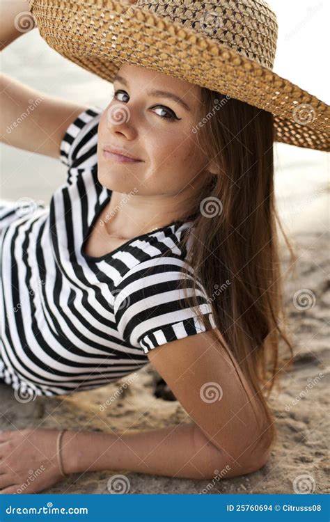 Sexy Meisje Op Het Strand Stock Foto Image Of Oceaan 25760694