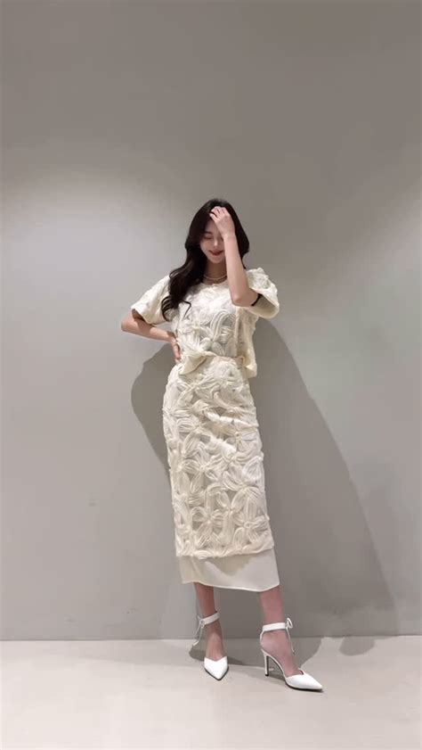 주 나인그랩 오간자 위로 놓여있는 여러겹의 쉬폰 주름으로 연출 된 플라워 쉬폰 프릴이 더욱 유니크하고 고급스런 쉬폰 셋업