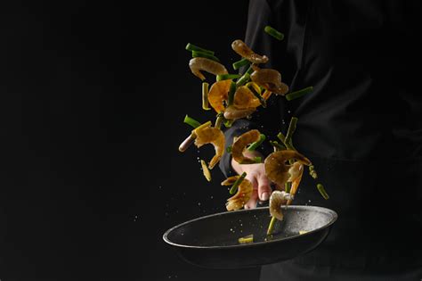 아시아 요리 해산물 야채와 새우 요리 움직임에 동결 어두운 배경 수평 사진 건강하고 건강에 좋은 음식 고급 요리에 대한 스톡 사진 및 기타 이미지 Istock