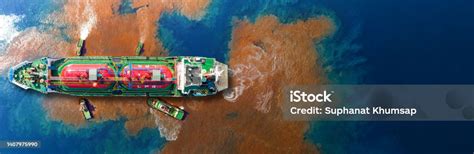 선박에서 기름 누출 기름 유출 오염 오염 된 물 표면 인간 활동의 결과로 수질 오염 산업 화학 오염 바다에서 기름 유출 석유 제품 기름 유출에 대한 스톡 사진 및 기타