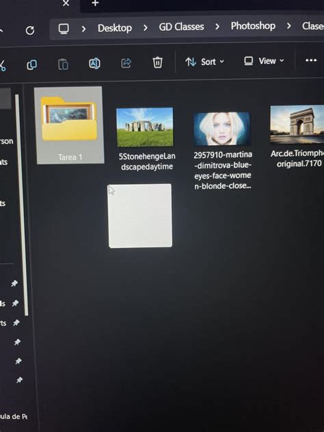dragging file has white square but sometimes doesn t r windows11