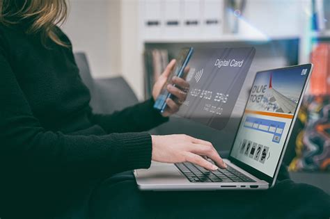 한 여성이 스마트폰과 노트북을 사용하여 온라인으로 비행기를 예약합니다 현대 여행 예약 기술 온라인 디지털 결제 온라인 여행 웹사이트 예약 또는 디지털 관광을 설명하는 데