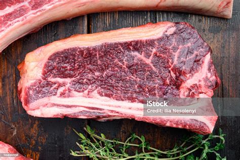 클럽 스테이크 생 대리석 쇠고기 고기 오래 된 어두운 나무 테이블 배경 평면도 플랫 레이 0명에 대한 스톡 사진 및 기타 이미지 Istock