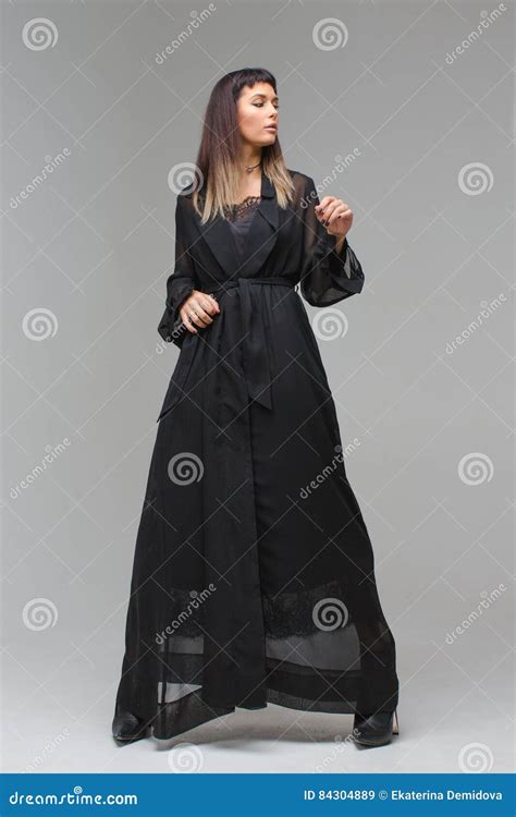 Женщина в сексуальном прозрачном нижнем белье и ботинках мантии Стоковое Изображение