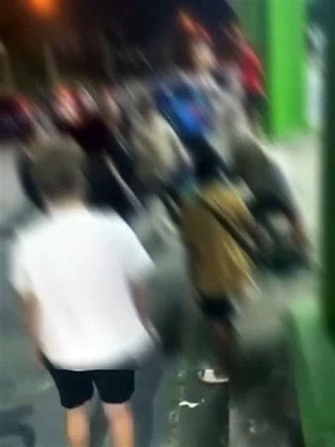 “谁赢了，女孩子就归谁” 两少年争女 街头打架─影片 Dailymotion