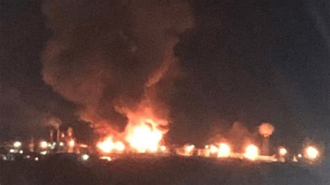 Під Смоленськом безпілотники атакували нафтобазу — відео пожежі