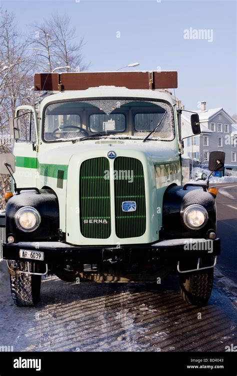 Schweizer Oldtimer Lkw Geparkt Am Straßenrand Stockfotografie Alamy