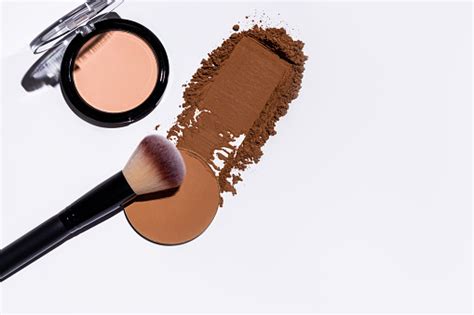 시크한 다크 컴팩트 파우더 샘플 파우더 블록 파우더 팩 흰색 배경에 메이크업을 적용하기 위한 브러시 평면도 복사 공간입니다 0명에 대한 스톡 사진 및 기타 이미지 Istock