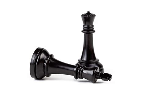 체스 조각 왕의 죽음 위에 서있는 왕을 지배하는 여왕 아래 바닥에 누워 조각 남성 여성 관계 문제 킬러 여왕 통치자 죽음 죽음 간단한 개념 떨어짐에 대한 스톡 사진 및 기타