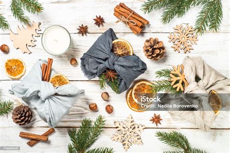 친환경적이고 제로 웨이스트 Xmas는 천연 소재로 옷을 싸서 선물합니다 0에 대한 스톡 사진 및 기타 이미지 0 0명 겨울 Istock