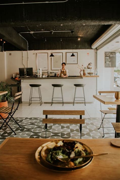 가구 갈라지다 고객 도시의 따뜻한 조명 라이프스타일 레스토랑 메뉴 모던 카페 목조 테이블 바 카운터 분위기 브런치 비스트로 사회화 서 있는