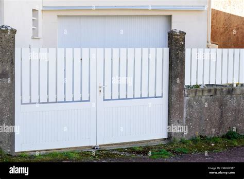 White Street Home Steel Door Aluminum Gate Slats Portal House Stock