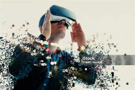 가상 안경에 사람이 픽셀 이동합니다 가상 현실 안경 남자입니다 미래 기술 개념입니다 현대 이미징 기술입니다 픽셀에 의해 조각 모자이크 처리에 대한 스톡 사진 및 기타 이미지