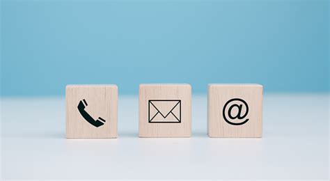 고객 지원 핫라인 연락처 사람들 연결 이메일 전화 걸기 주소 및 채팅 메시지 아이콘이 있는 큐브 나무 웹 사이트 페이지는 우리에게 연락하거나 마케팅 컨셉 복사 공간을