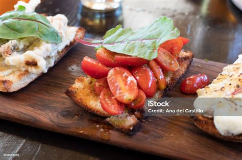 Bruschettas 지중해 식단의 이탈리아 요리법 체리 토마토 바질 및 엑스트라 버진 올리브 오일로 구운 빵 튀긴 생선과 고추 0명에 대한 스톡 사진 및 기타 이미지