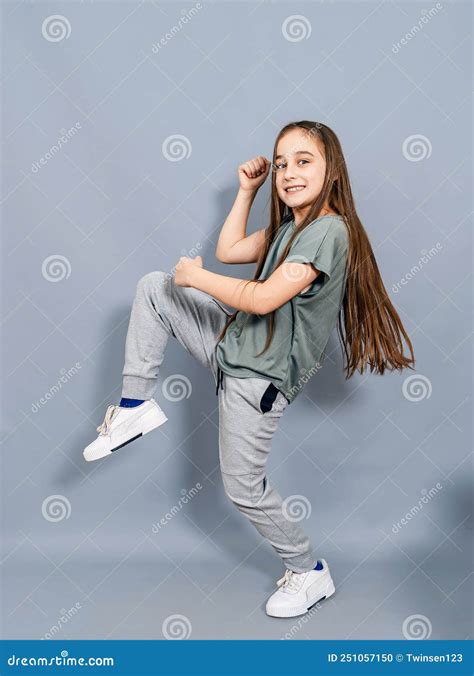 Underbar Liten Flicka Som Skrattar En Liten Flicka Visar Stridsmetoder Arkivfoto Bild Av